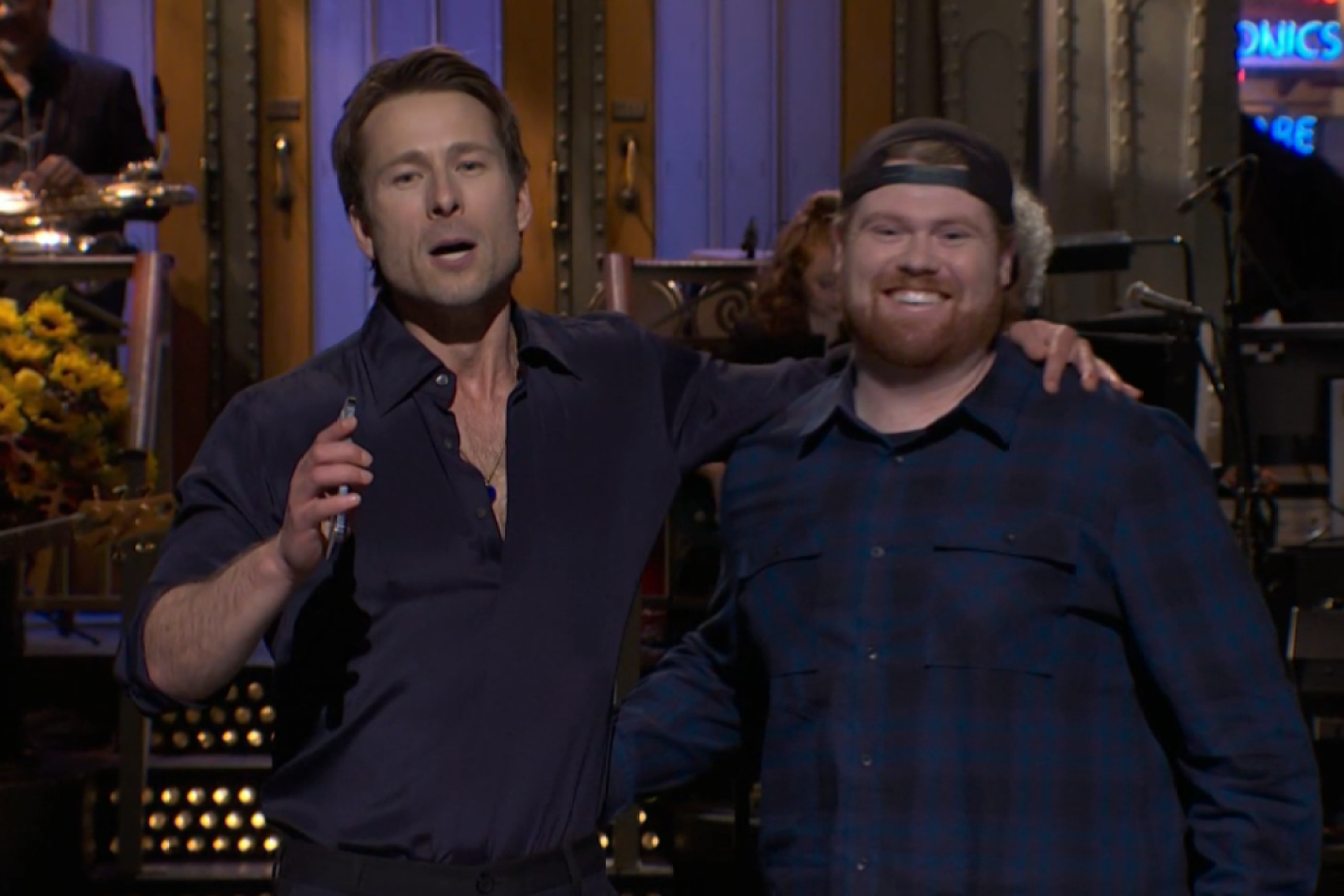 Glen Powell Leva Carteiro da UPS ao Palco do “SNL” — E o Momento Torna ...