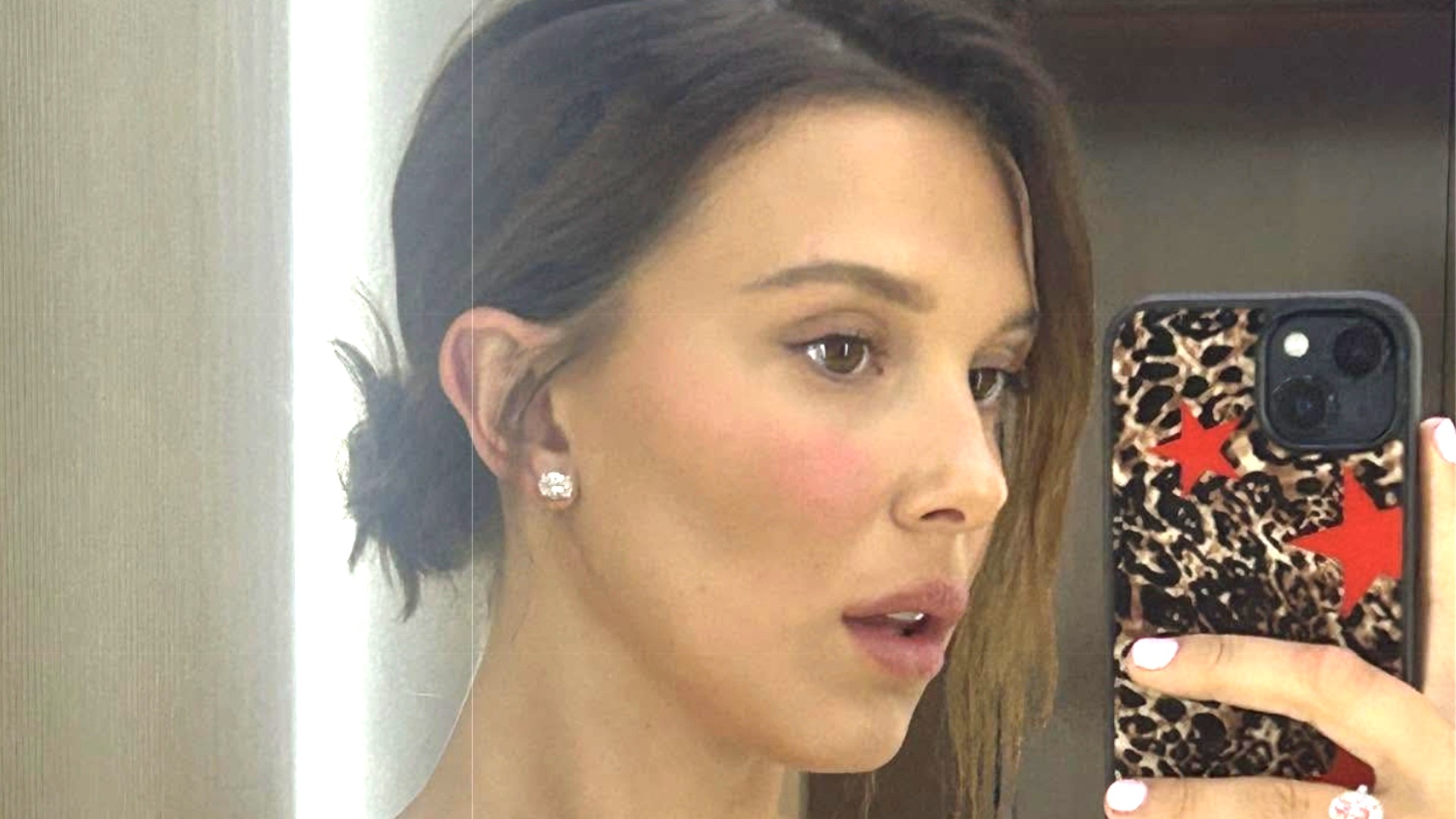 Deze actrice, die deze jurk draagt, krijgt veel kritiek op haar figuur.