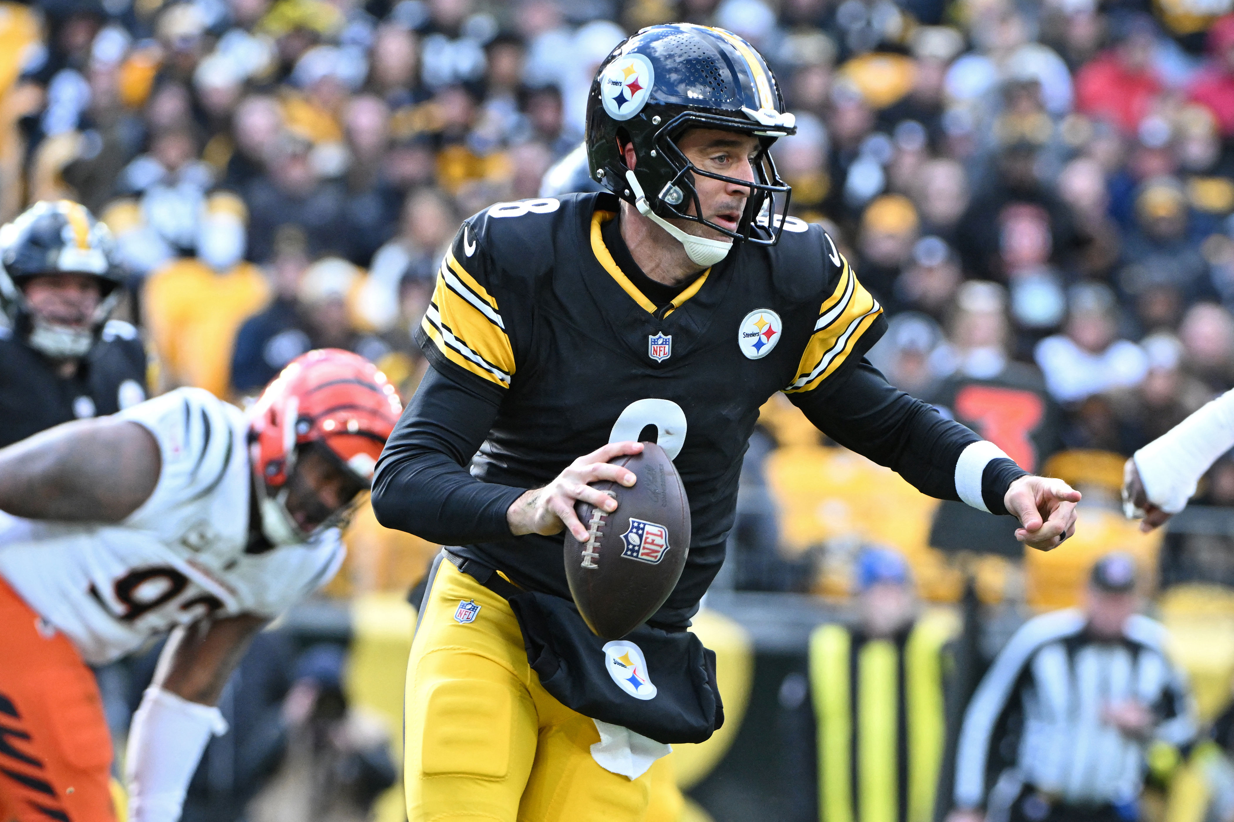 Aaron Rodgers leaves Bengals-Steelers game with hand injury
