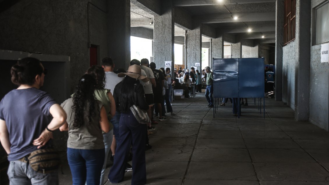 Colas en las mesas de votación: Servel abierto a buscar formas de ...