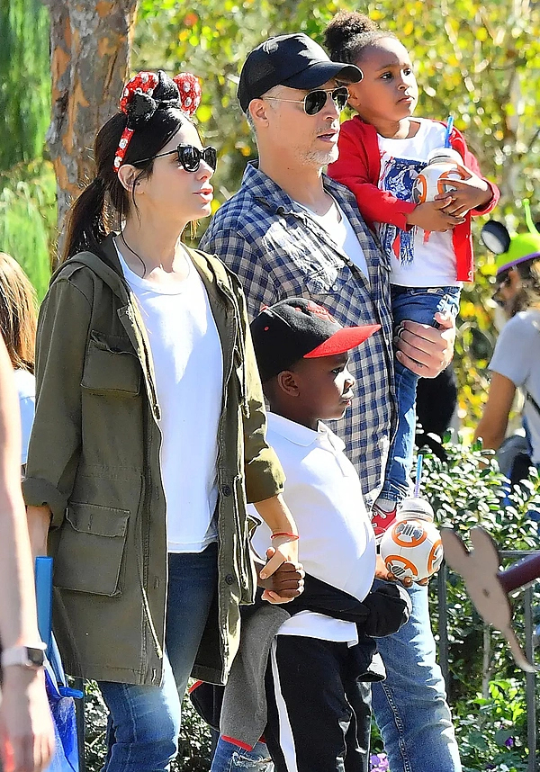 Cuộc sống kín tiếng của Sandra Bullock sau khi bạn trai qua đời