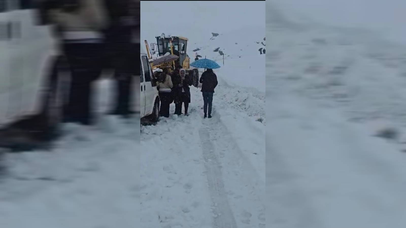Hakkari'de kar ve tipiye yakalanan 2 minibüsteki 20 kişi kurtarıldı