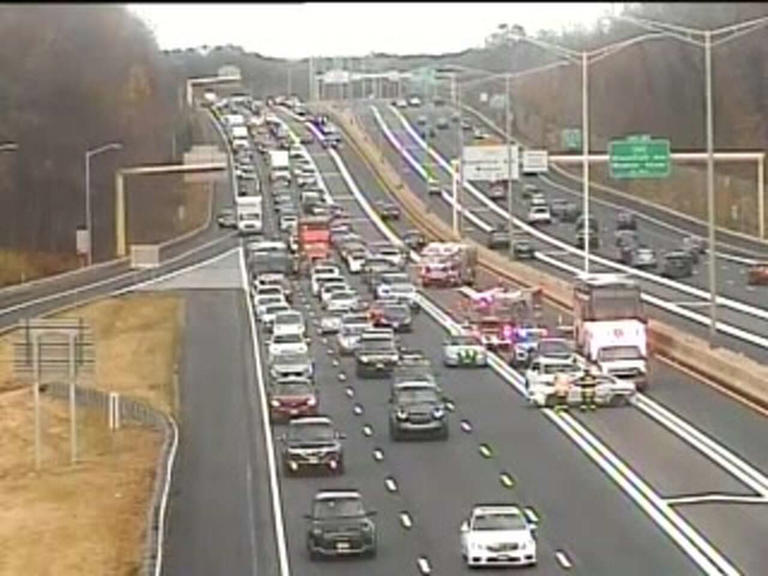 Windsor crash closes lane on I-91 south Sunday, officials say