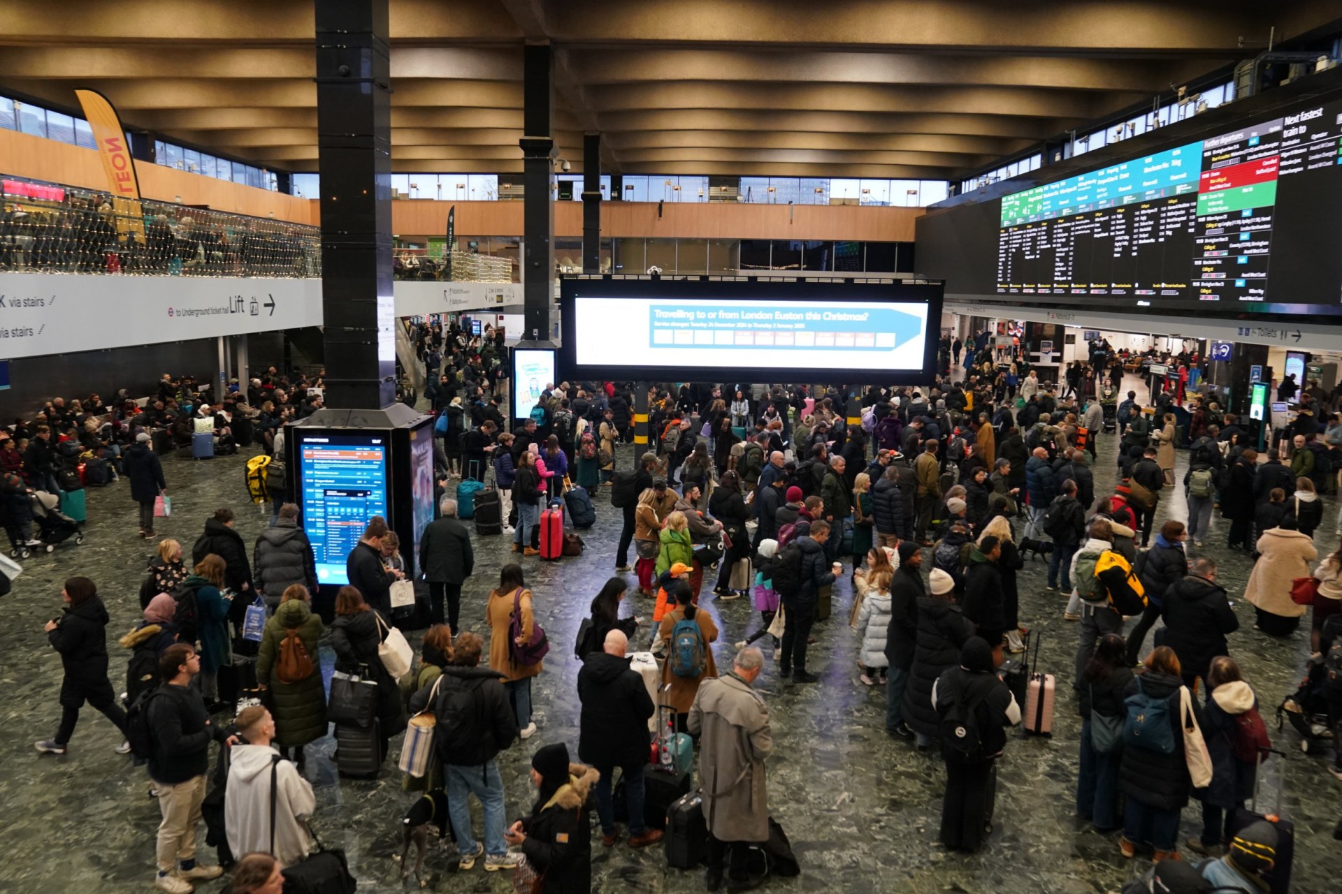 Christmas travel warning with 2500 trains disruptions