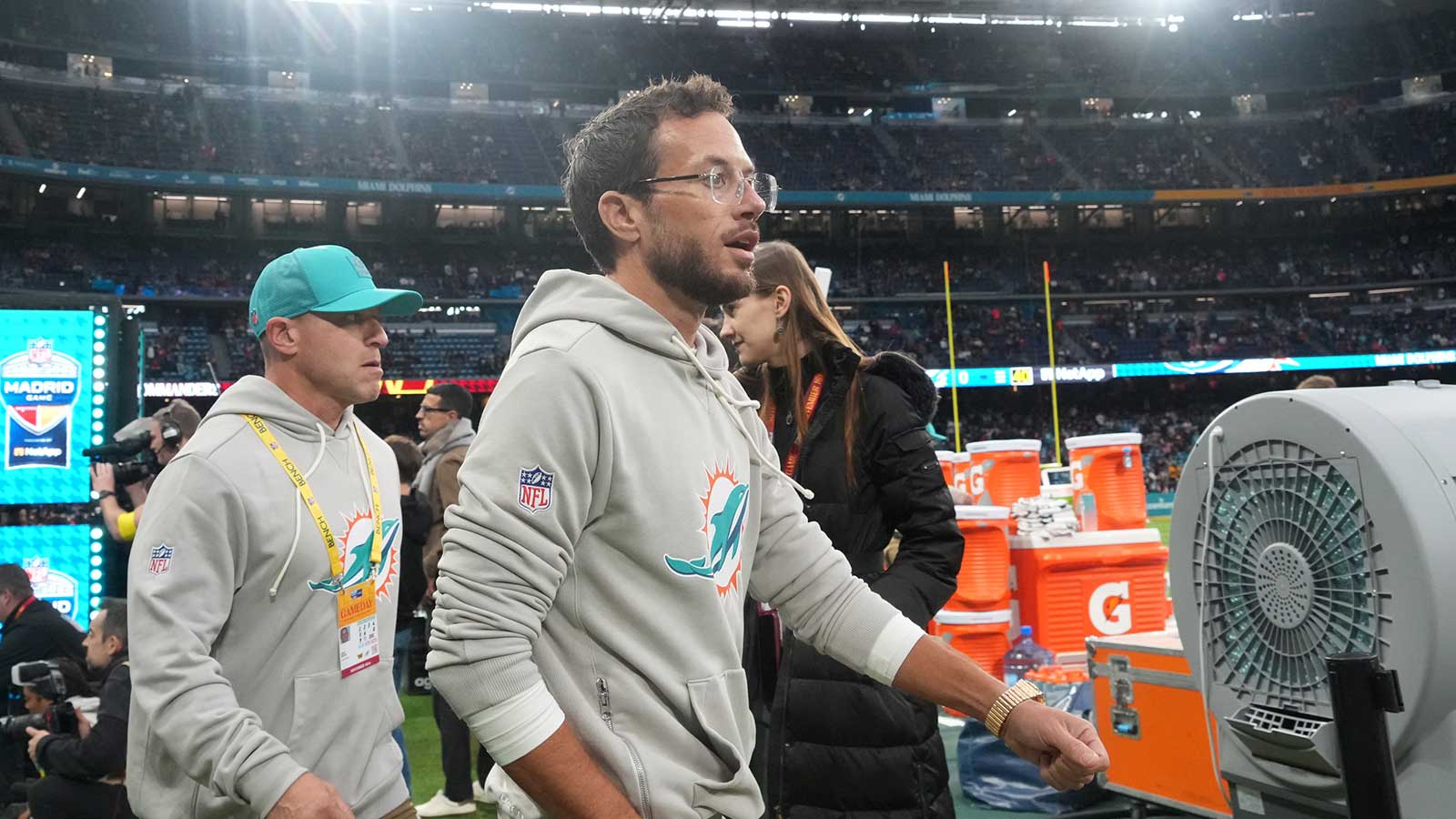 Dolphins fans flame Mike McDaniel for epic 4th-down fail in tied game ...