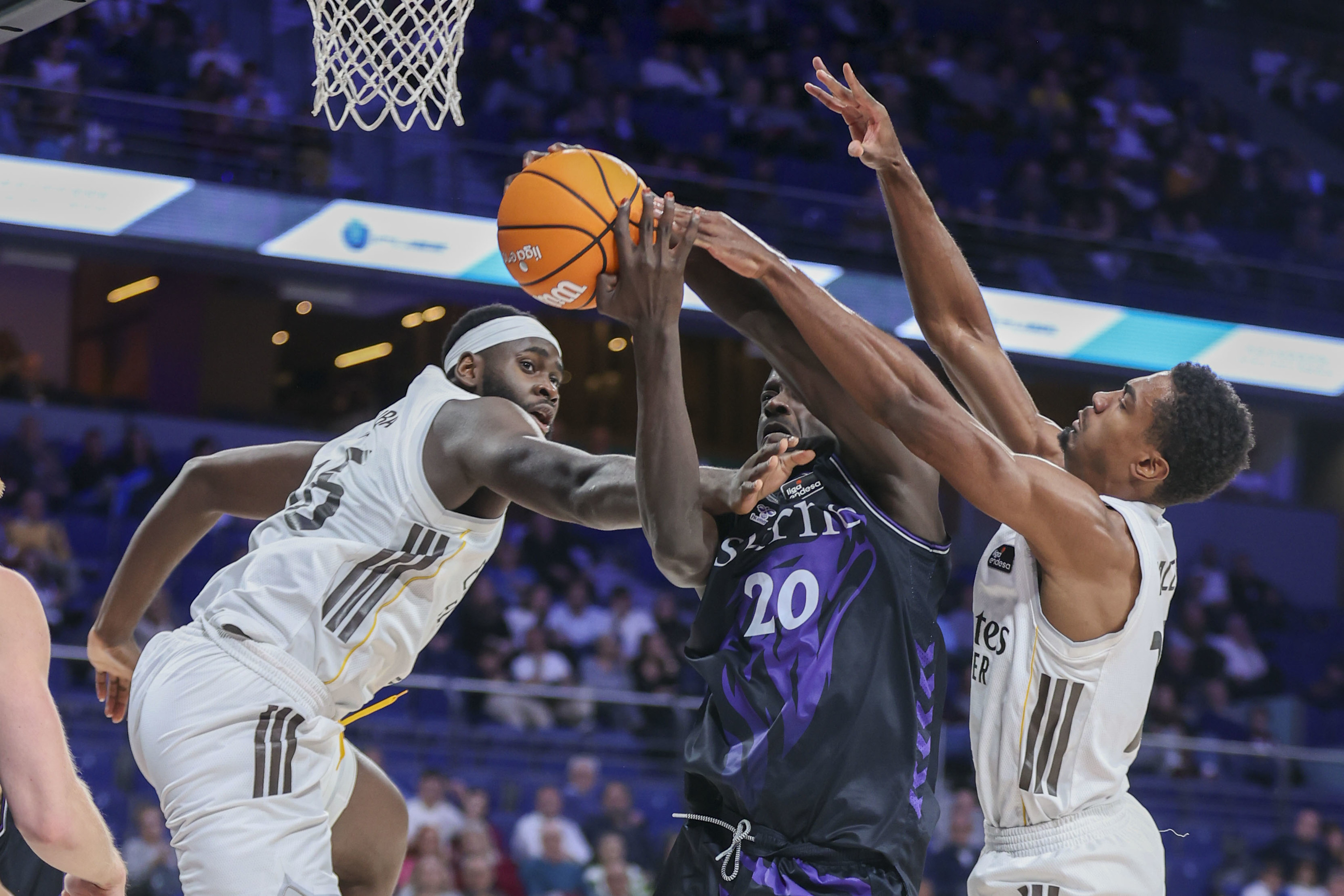 Garuba y Maledon cambian los pitos por aplausos y el Madrid remonta al ...