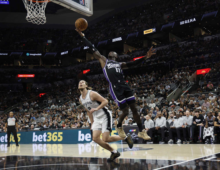 De'Aaron Fox comes through in the clutch, deals Kings sixth straight loss