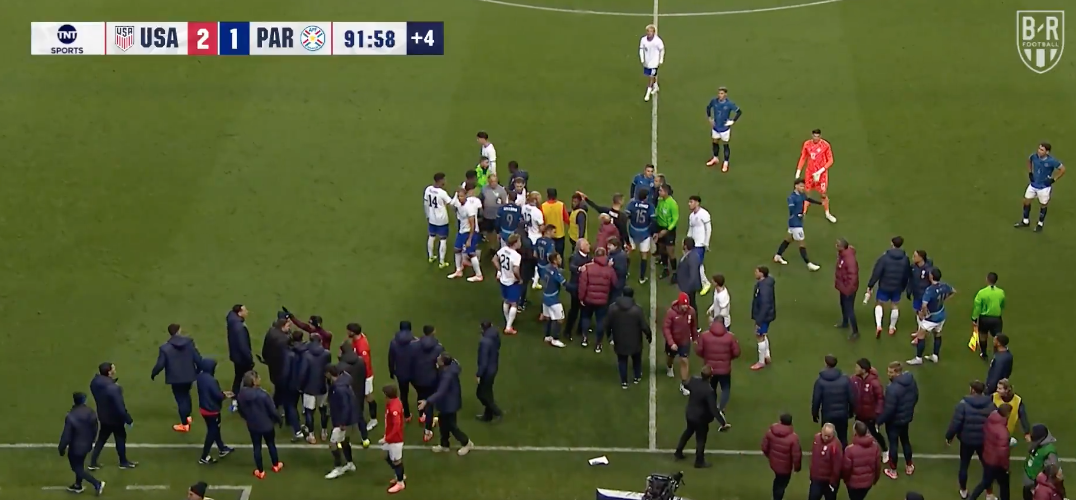 Bizar: massale vechtpartij tussen spelers en staf bij Verenigde Staten ...