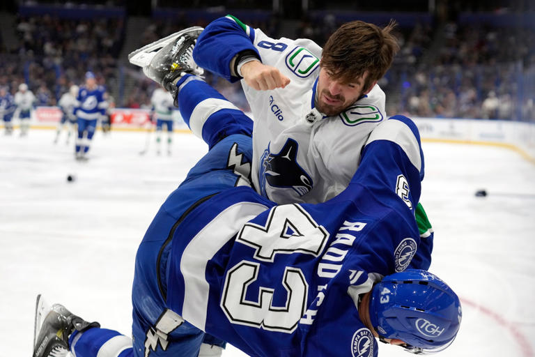 Canucks score 5 3rd-period goals to beat Lightning 6-2 and end 3-game skid