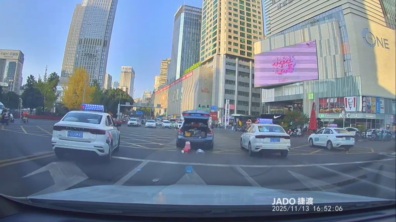 BMW’s trunk pops open, spilling items onto the road in Guizhou, China