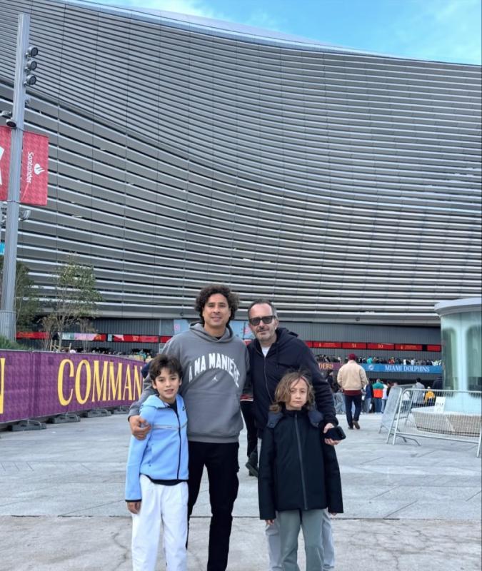 Memo Ochoa se olvida del Tri y disfruta de la NFL en el Santiago Bernabéu