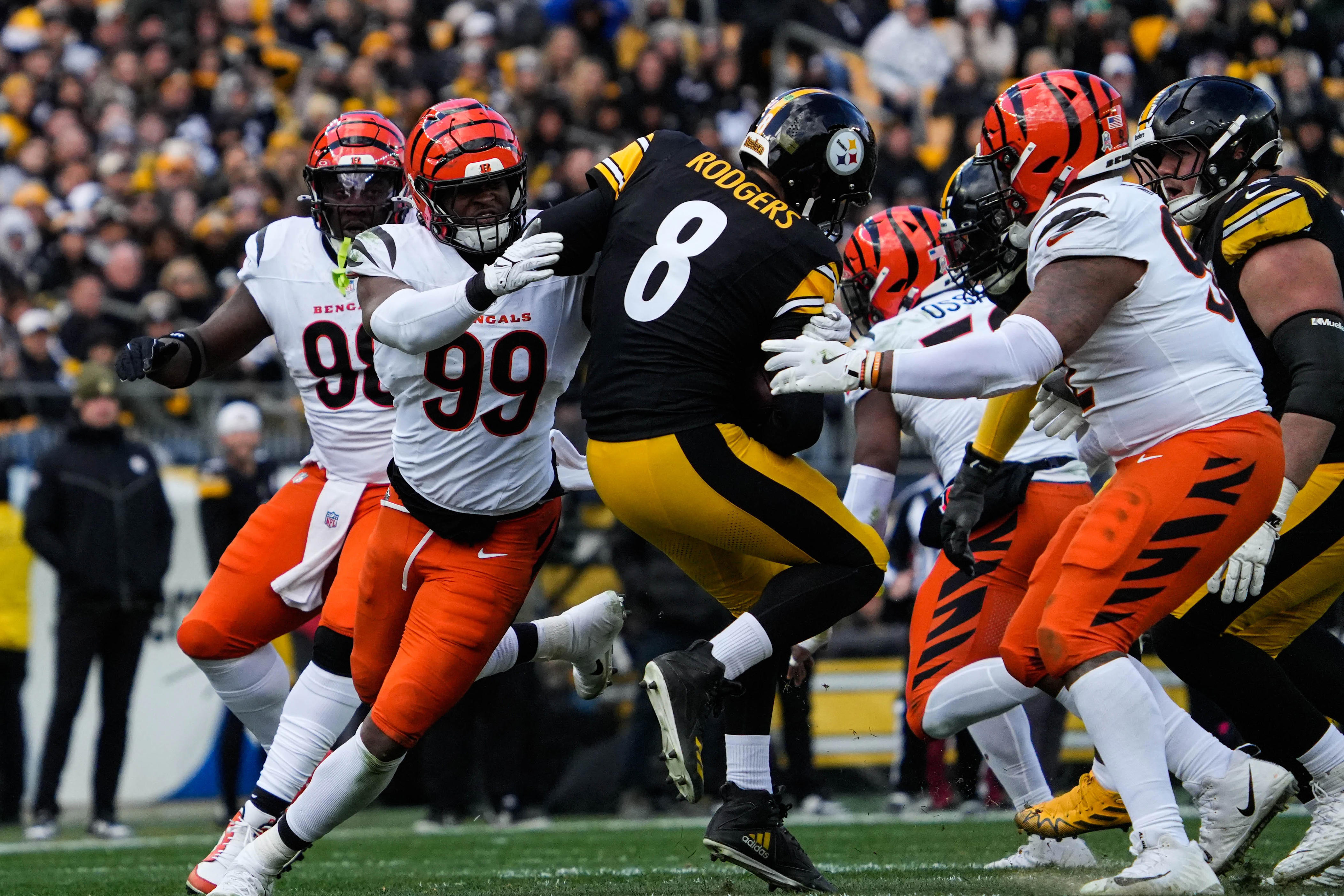 How long is Aaron Rodgers out for? Steelers quarterback suffers left ...