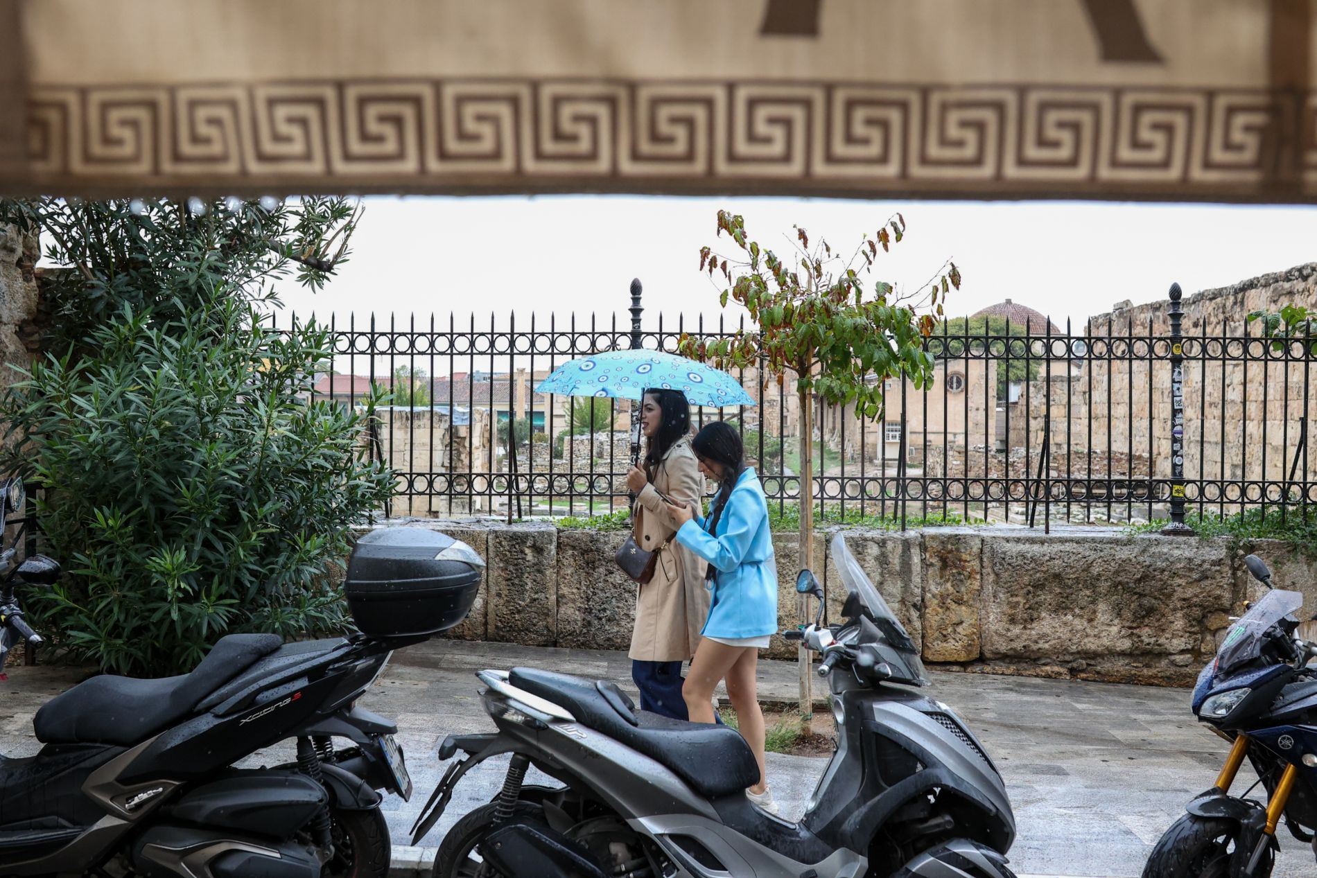 Νοτιάδες, υγρασία και έντονες βροχοπτώσεις εν αναμονή της ψυχρής εισβολής