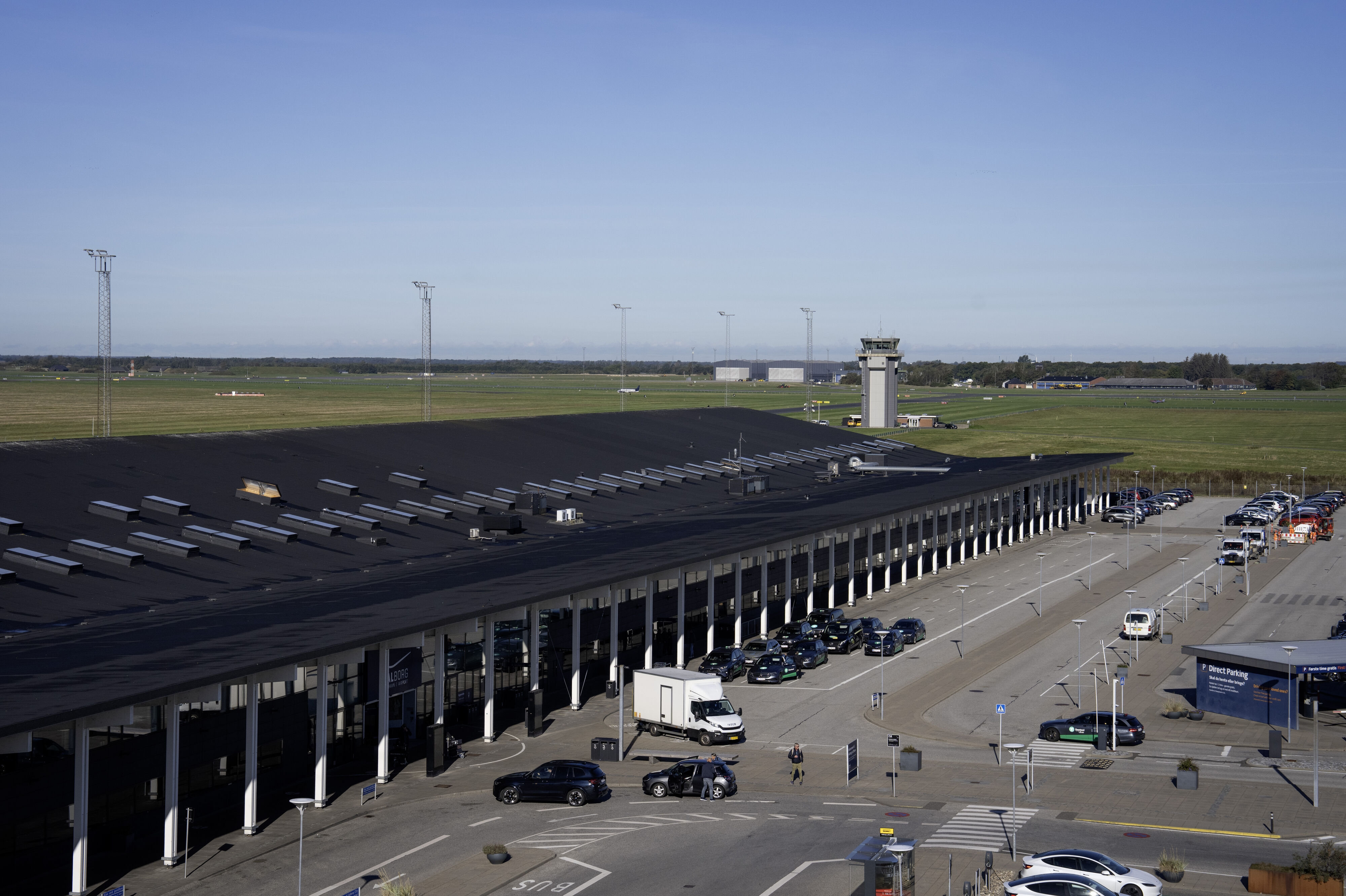 Mistanke om droneaktivitet lukker luftrum over Aalborg Lufthavn