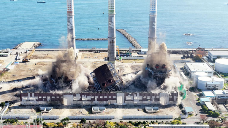 Massive fire at decommissioned power plant in Texas City creates large ...