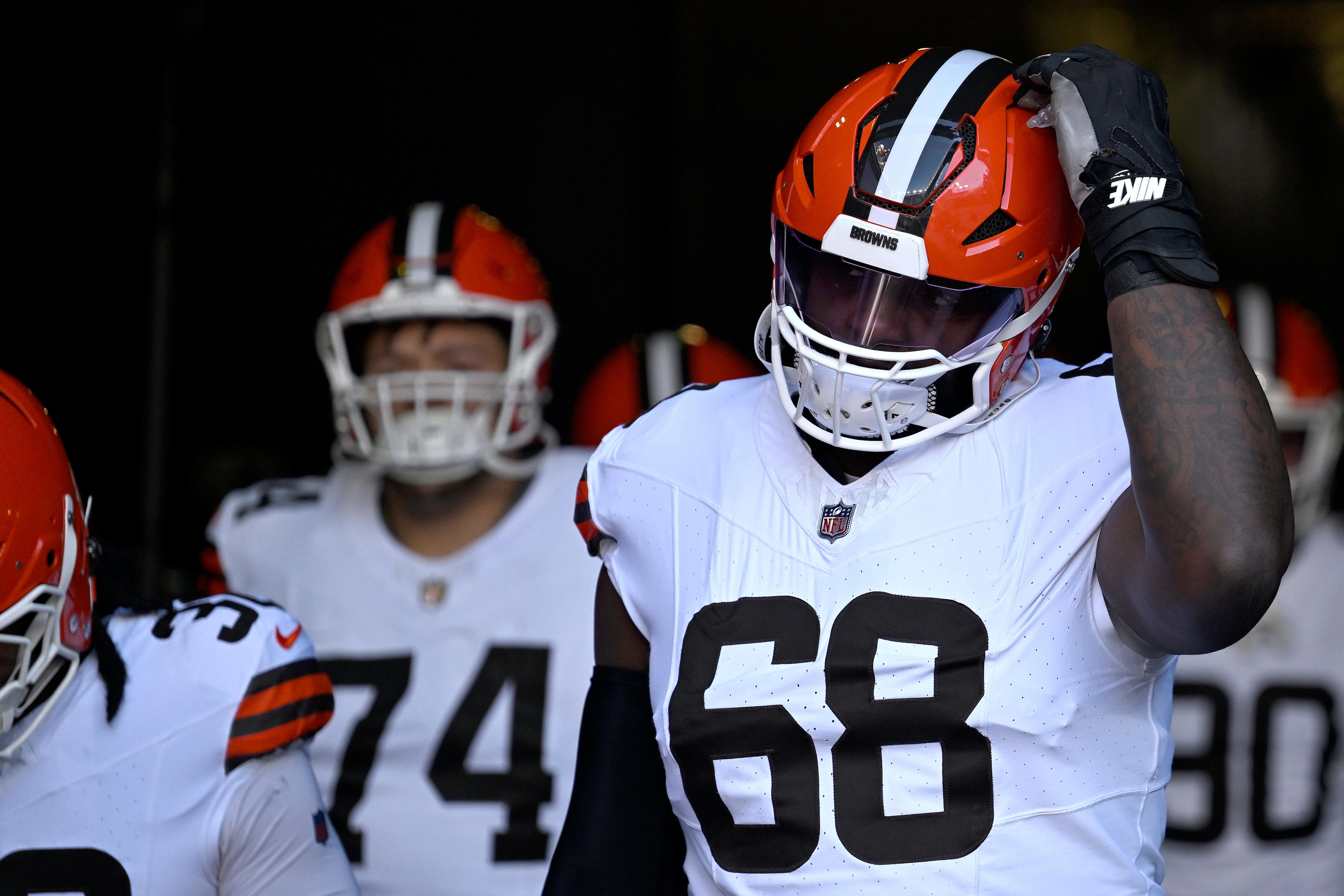 Browns starting LT Cam Robinson leaves game against Ravens with knee injury