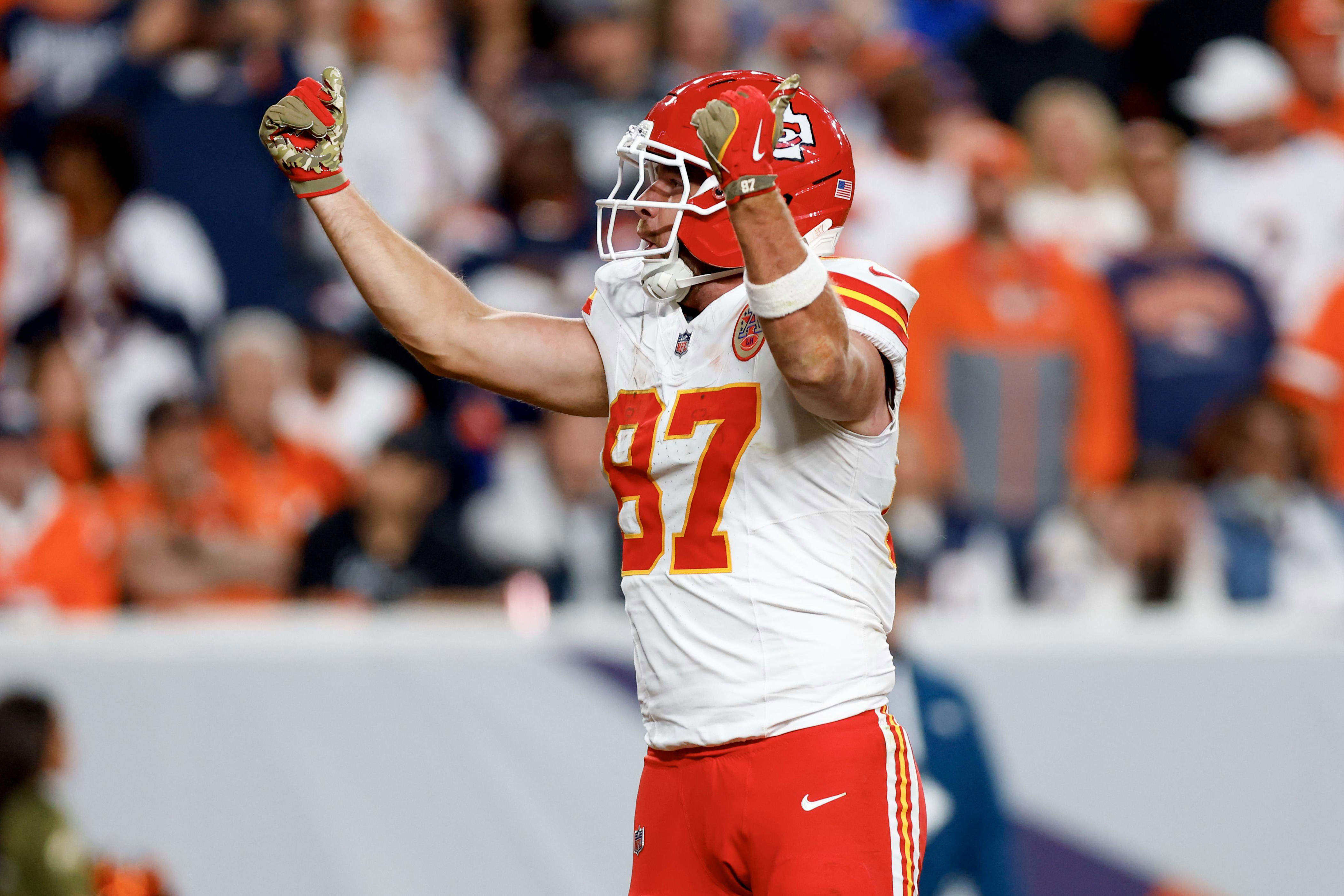 Travis Kelce set another Chiefs record, passing one of his childhood heroes