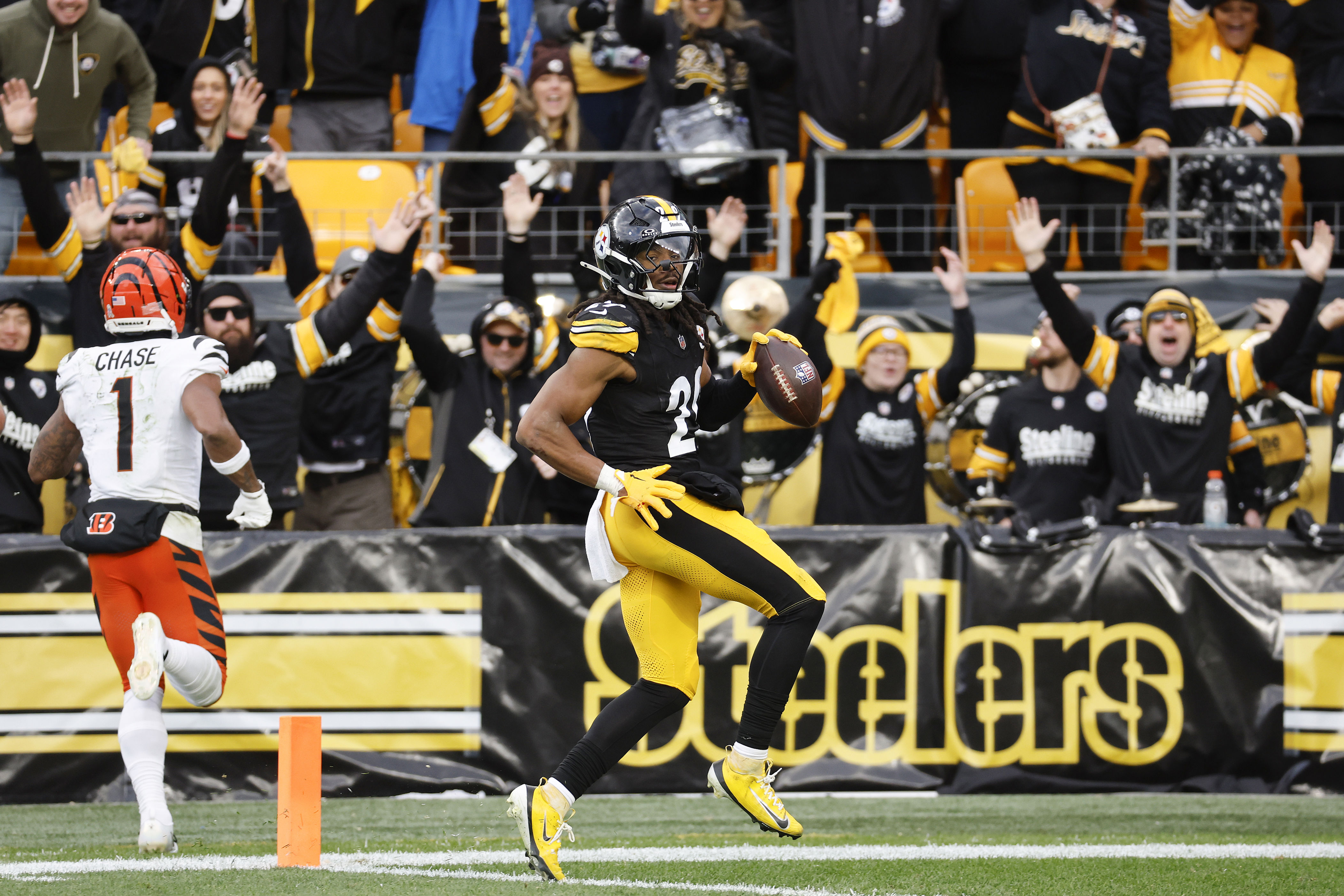 Steelers thwart Bengals despite injury to Aaron Rodgers