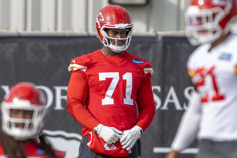 Chiefs shake up O-line as Josh Simmons works with the starters ...