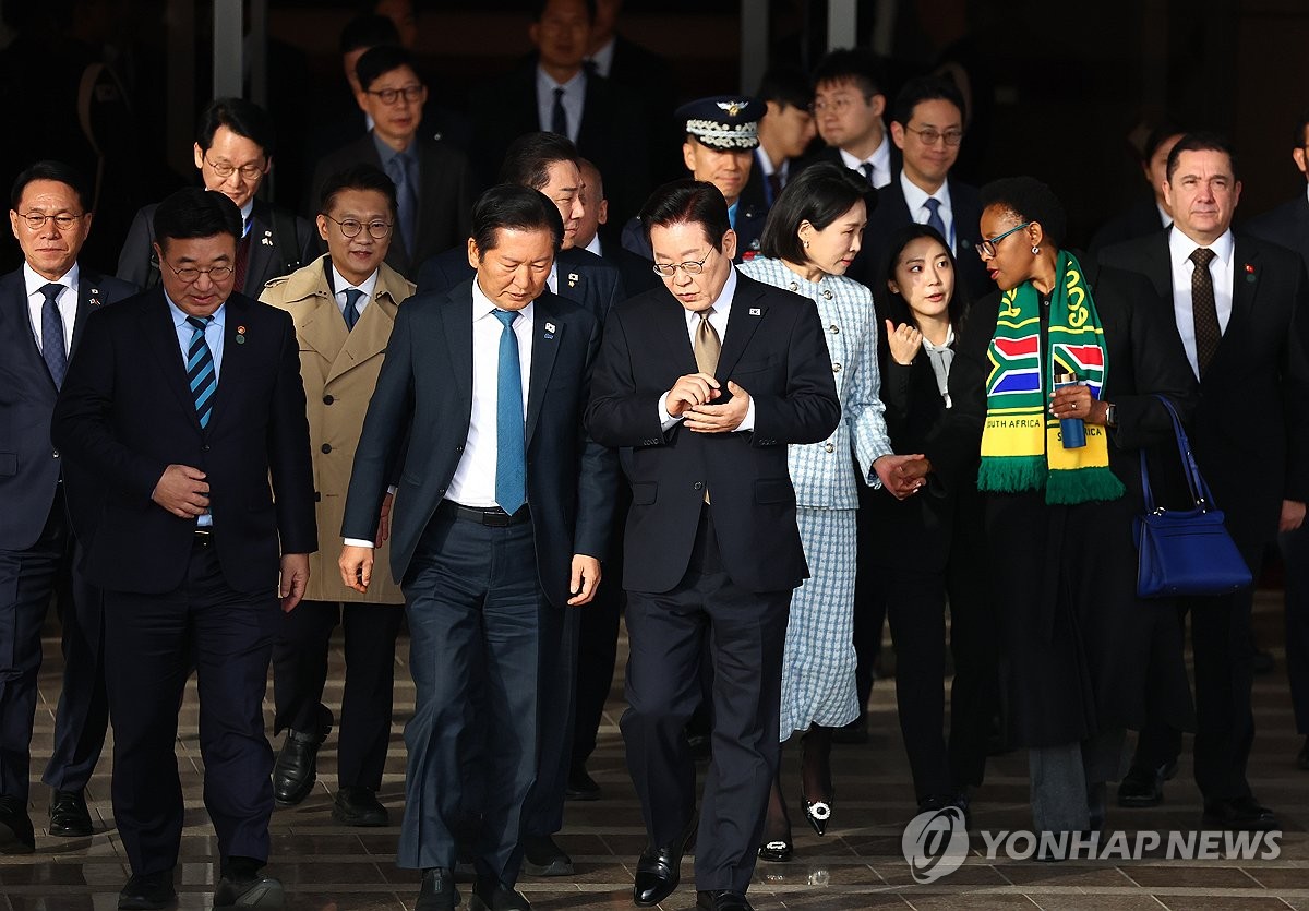 (LEAD) Lee departs for G20 summit, embarks on 4-nation swing to Middle ...