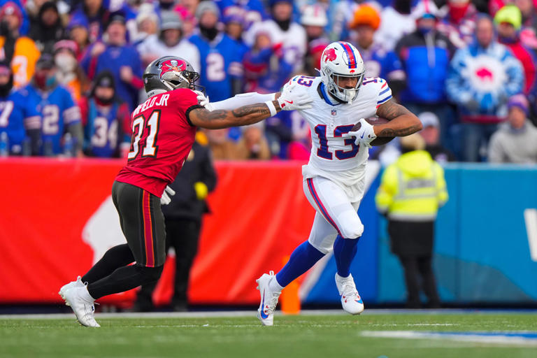 Josh Allen and Gabe Davis get their helmets stuck together during Bills ...