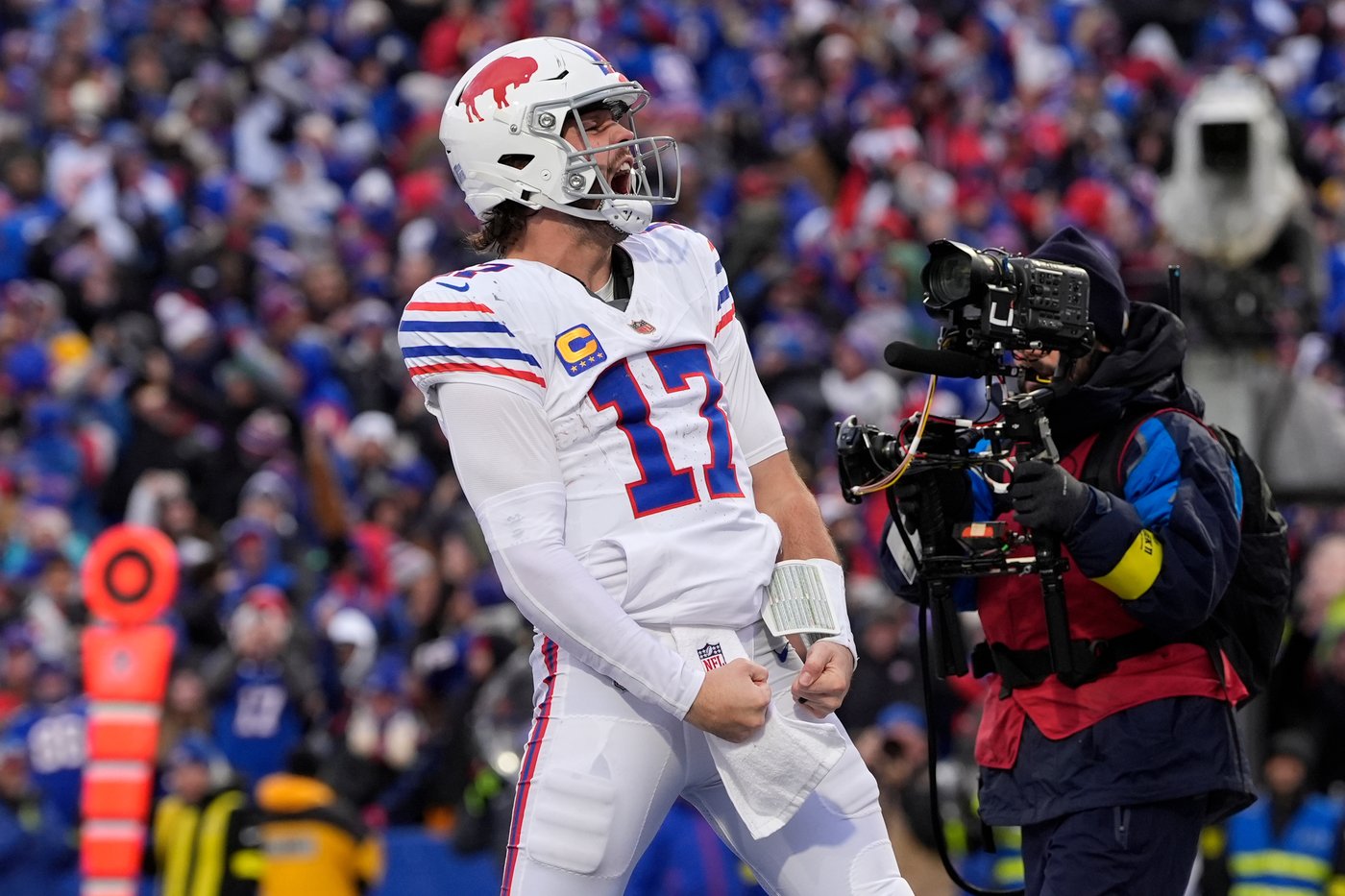 Josh Allen dominates with 6 TDs pushing Bills past Buccaneers 44-32