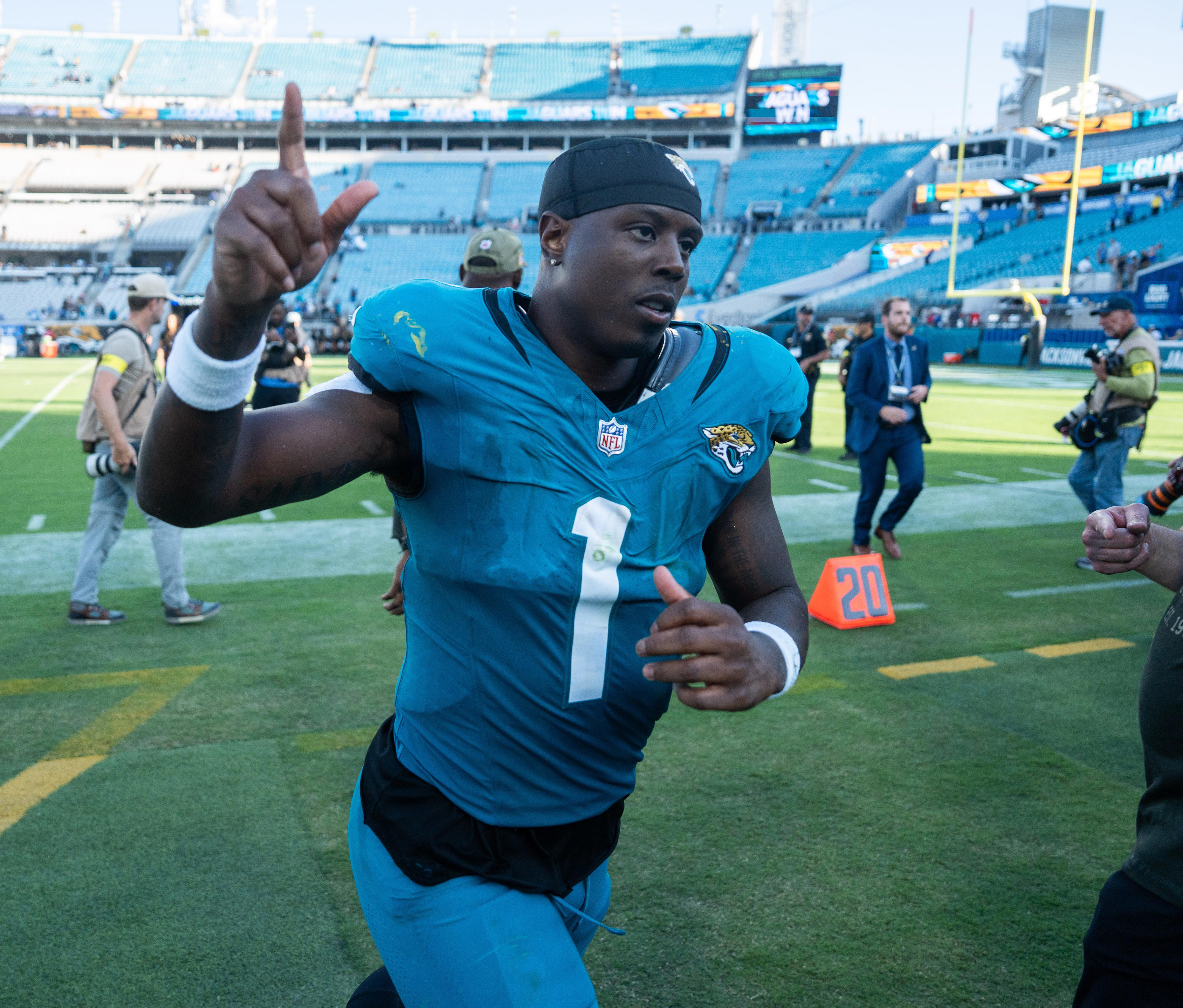 Jaguars' Travis Etienne becomes 1,000-yard rusher for third time