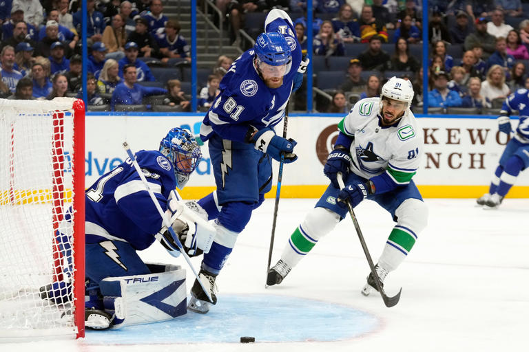 Canucks score 5 3rd-period goals to beat Lightning 6-2 and end 3-game skid