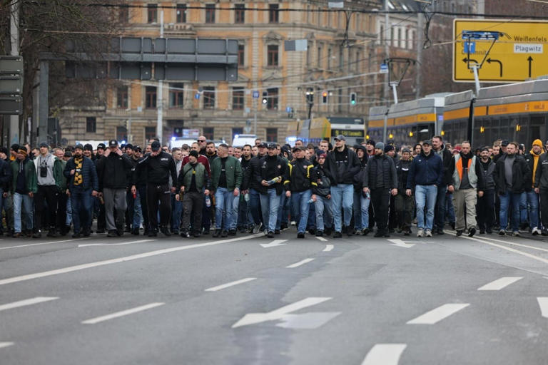 Nationaler Fan-Protest in Leipzig: Tausende Ultras ziehen durch die ...