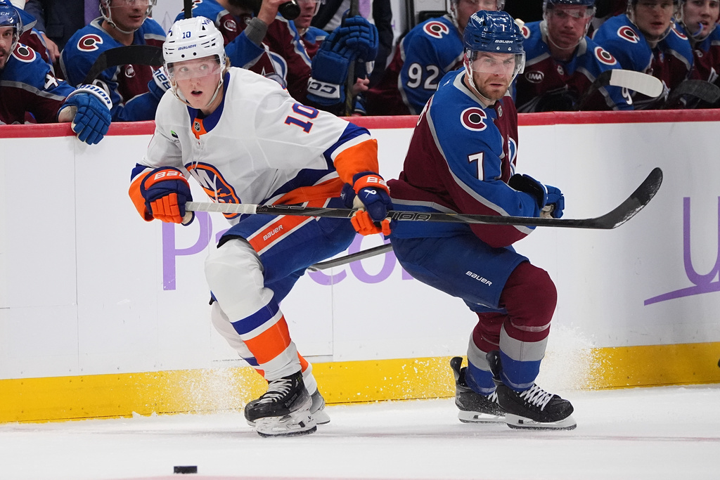 Colton, Olofsson score 1:19 apart, streaking Avs beat Islanders 4-1