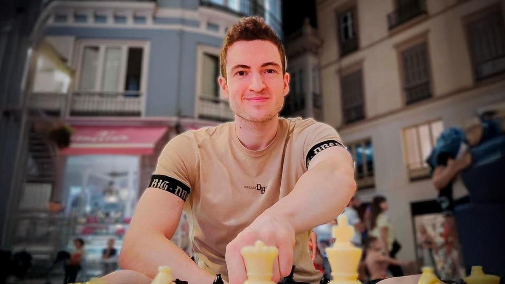 Alberto Toval, el malagueño que creó Chesscul, la escuela de ajedrez ...