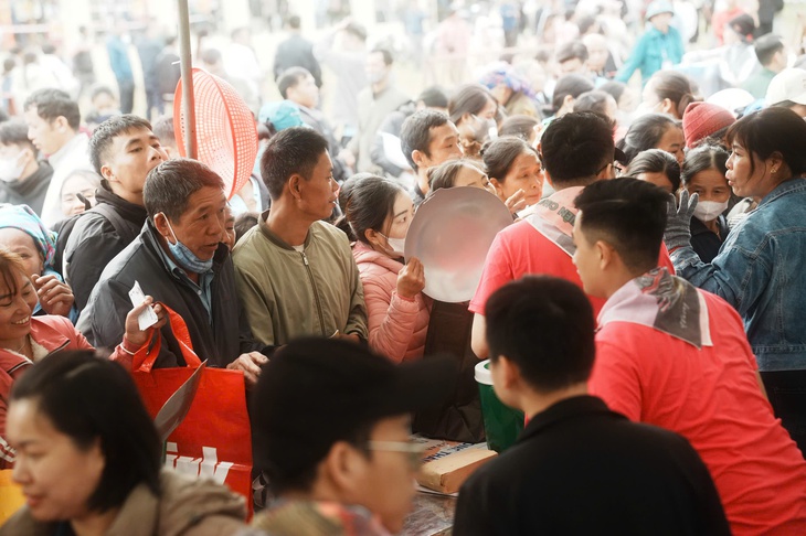 Bác sĩ ở TP.HCM ra Thái Nguyên khám bệnh miễn phí, mở chợ '0 đồng'