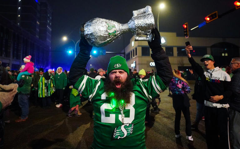 'Fan-demonium:' Saskatchewan Roughriders celebrate ending 12-year Grey ...