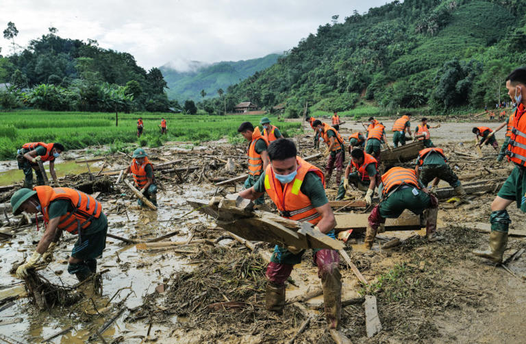 Landslide kills 6 bus passengers in central Vietnam