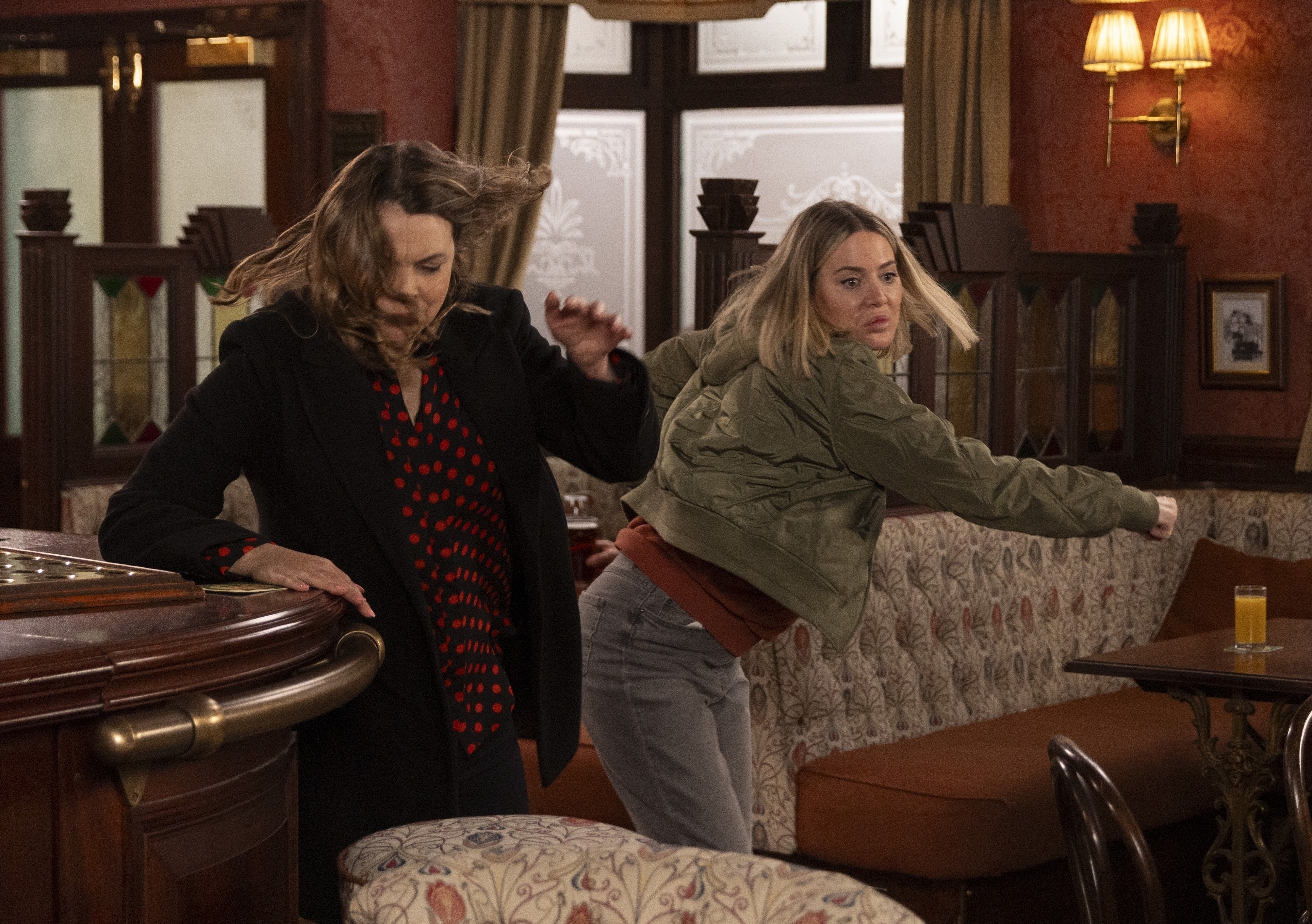 Tracy punched in the face in Coronation Street