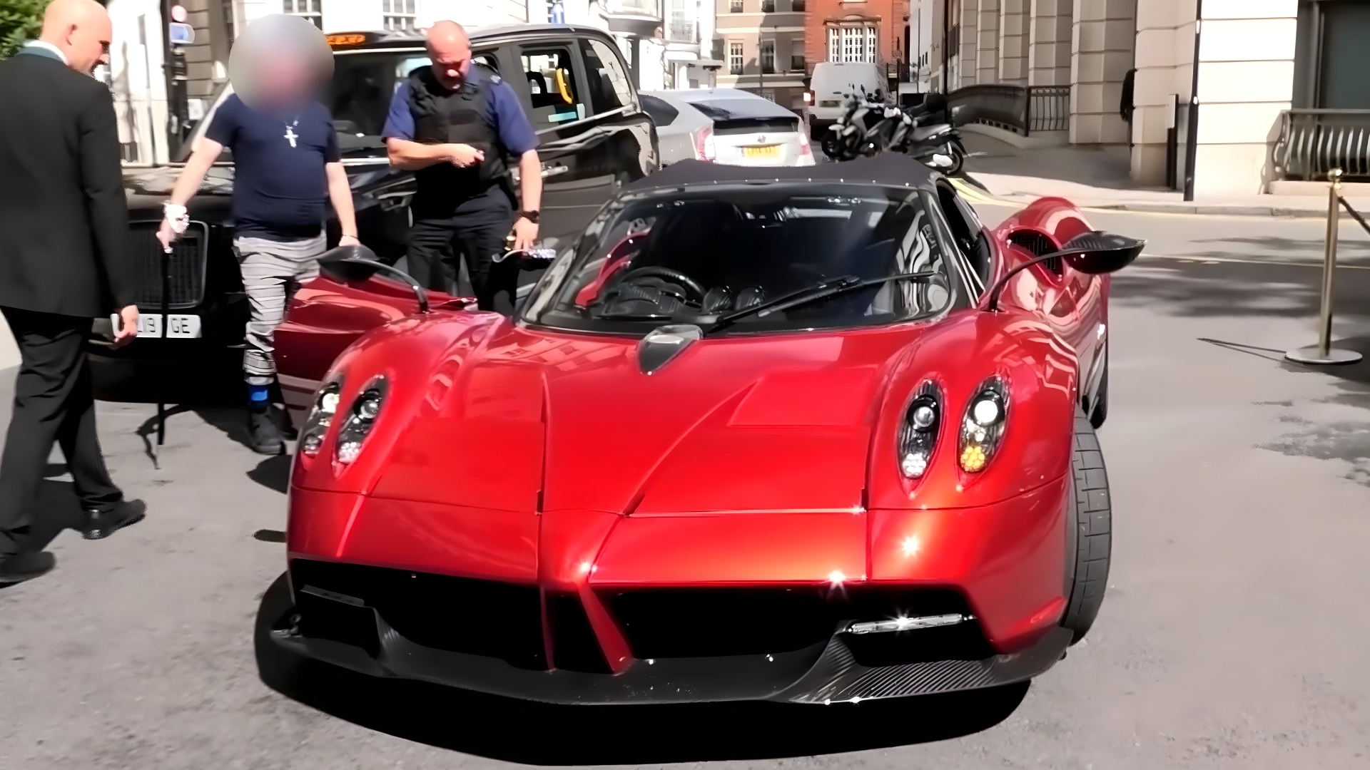Waarom Kijkt Iedereen Naar Deze Hypercar?