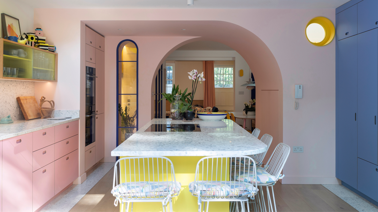 Forget One-Color Kitchens, The 'Tri-Color' Kitchen Rule Is the Way ...
