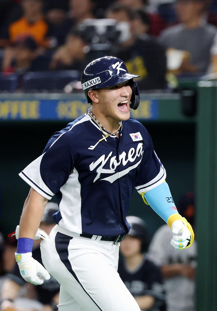 If you look closely at Ahn Hyun-min's honest expression, which he heard ...