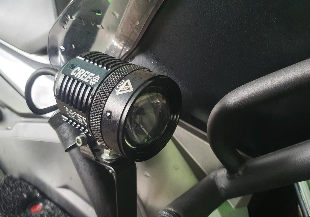 Wow. Ternyata lampu tembak di motor bisa digunakan selama ini