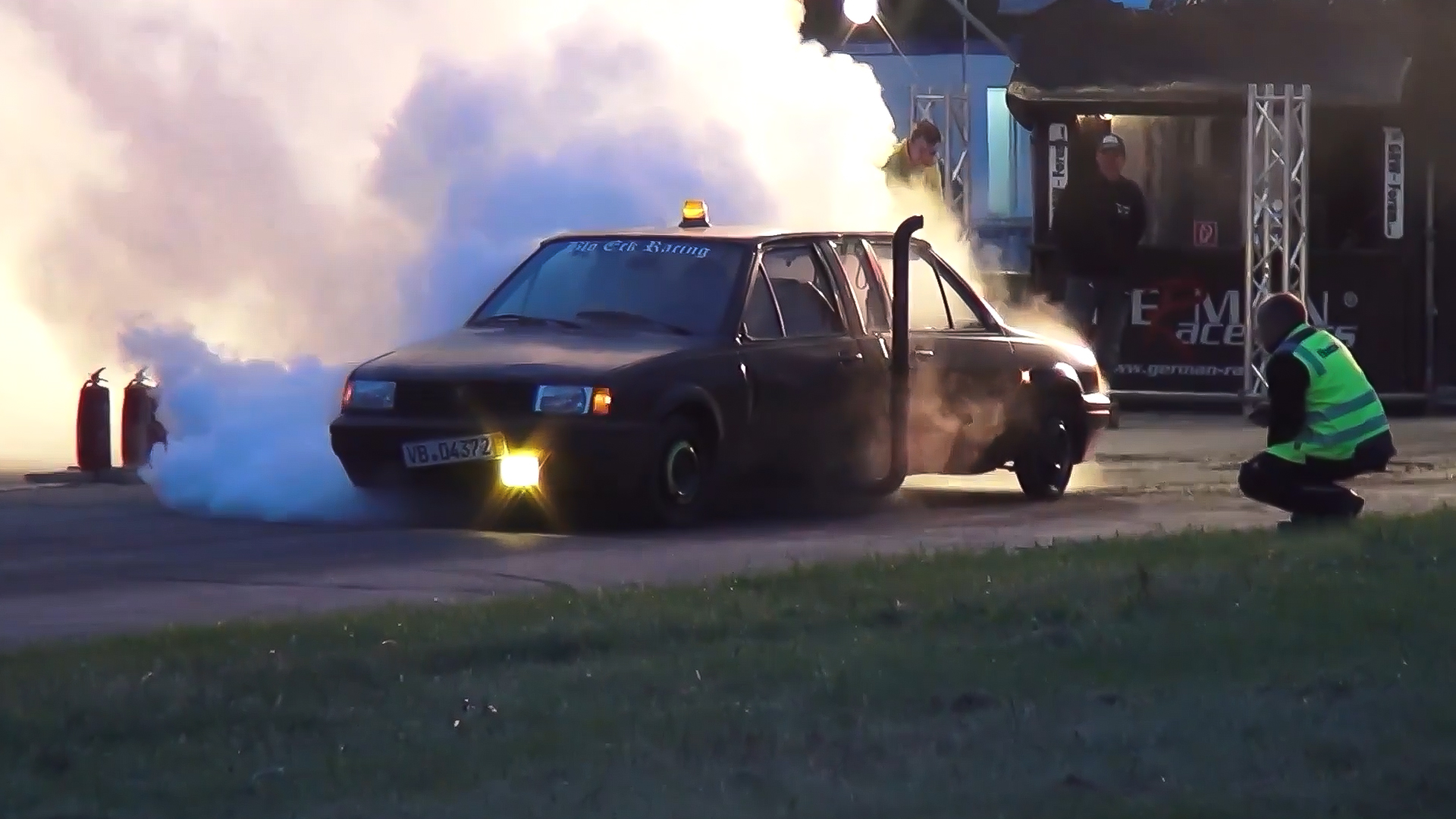 VW-Burnout – Frontansicht bis zum Reifenplatzer