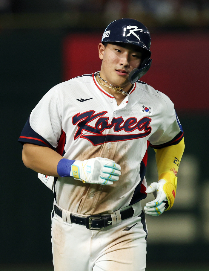 If you look closely at Ahn Hyun-min's honest expression, which he heard ...