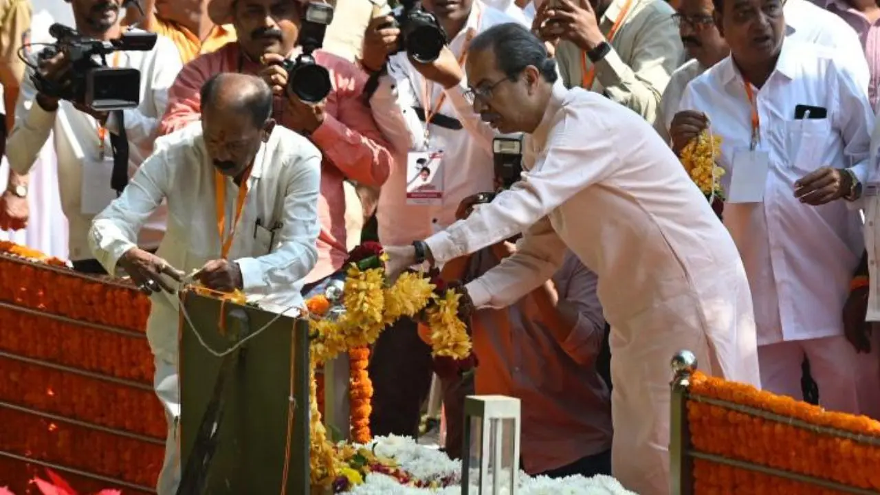 IN PHOTOS Massive crowds as Thackerays gather at Balasaheb Thackeray ...