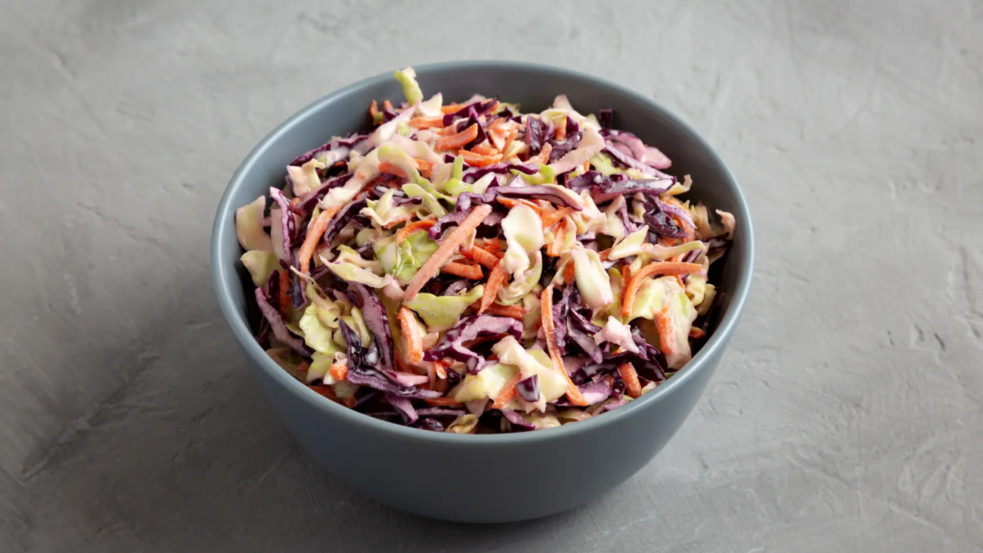Ensalada de pollo y col: una receta sencilla, barata y llena de color y ...