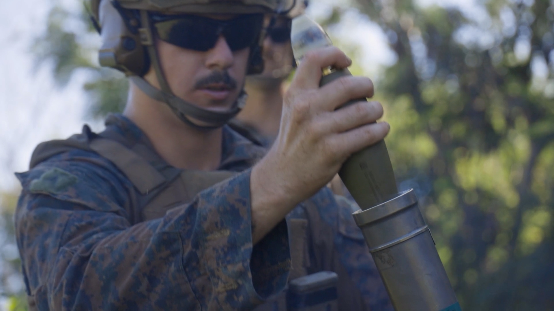 Entraînement au tir réel de mortiers par les Marines