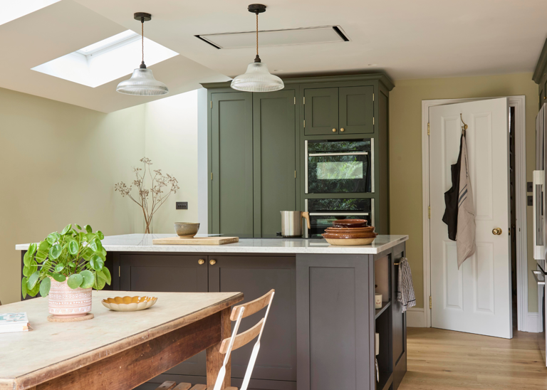 Forget One-Color Kitchens, The 'Tri-Color' Kitchen Rule Is the Way ...