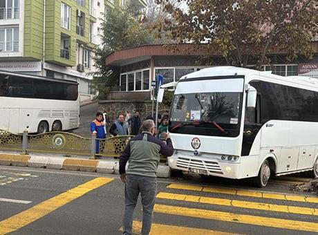Edirne’de trafik felç oldu! Kaygan yolda kayan otobüs şehri kilitledi