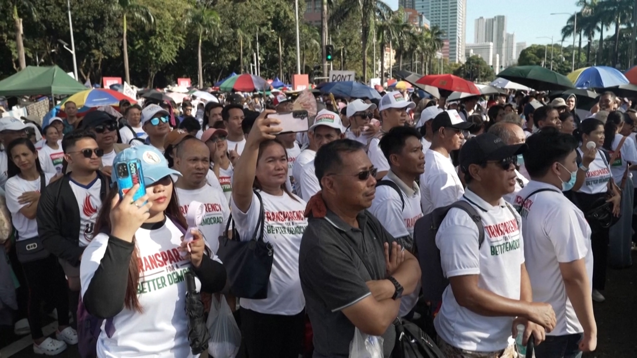 Thousands in Manila Protest Gov't Corruption Following Deadly Typhoons