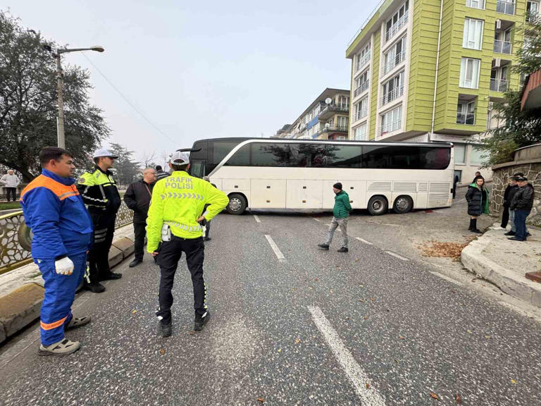 Tur otobüsünün ters yön hatası pahalıya mal oldu