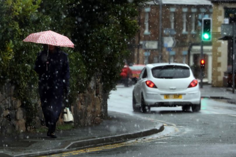 All the parts of England facing 7cm snow with first flurries falling ...