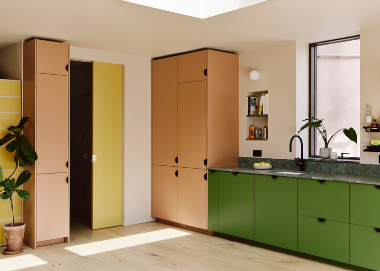 Forget One-Color Kitchens, The 'Tri-Color' Kitchen Rule Is the Way ...